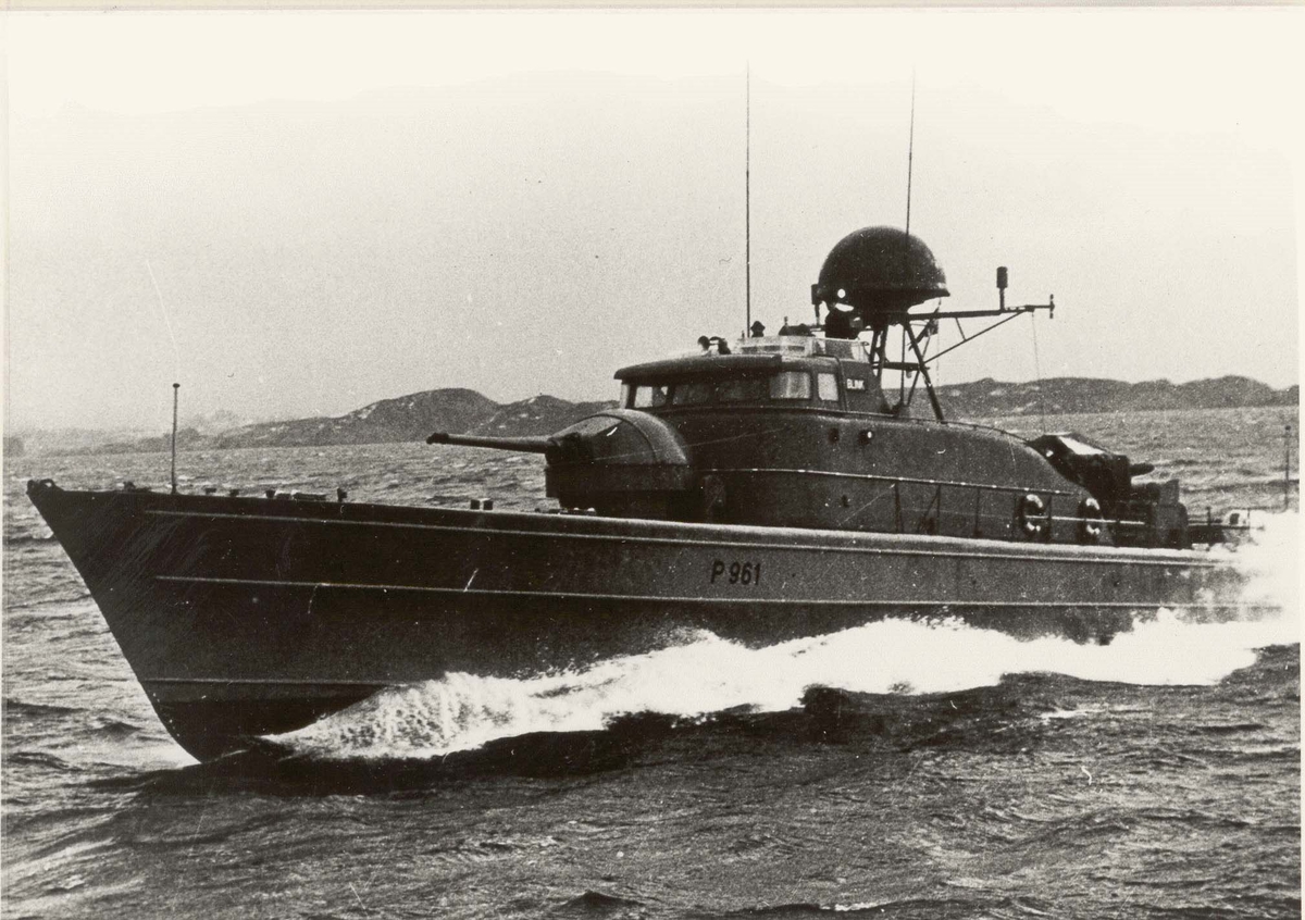 Motiv: Storm-klasse kanonbåt KNM BLINK (P 961). Prøvetur. Babord baug ...