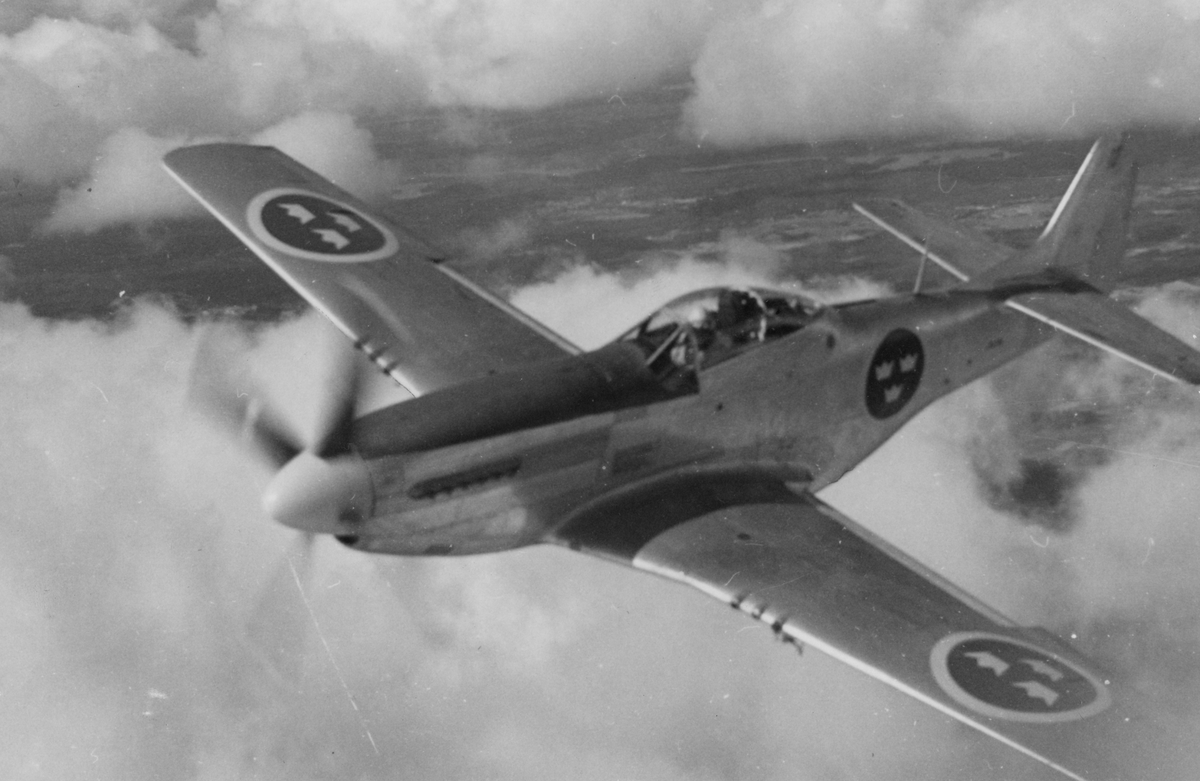 Flygplan J 26 ur svenska flygvapnet flyger över moln. - Flygvapenmuseum ...