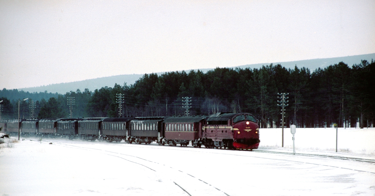 Ekstra tomtog Røros - Oslo kjører inn og passerer Os stasjon, Os i ...