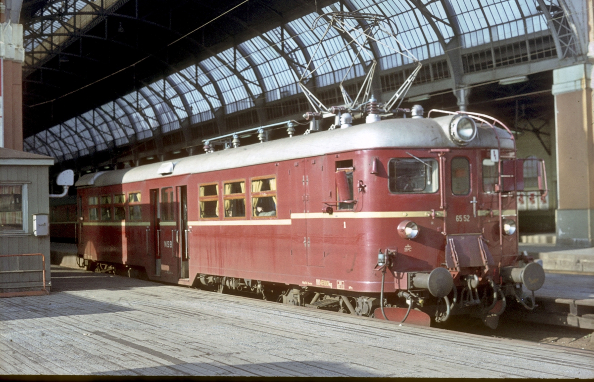 NSB motorvogn BM 65C 52 på Oslo Ø. Østbanehallen. - Akershusbasen ...