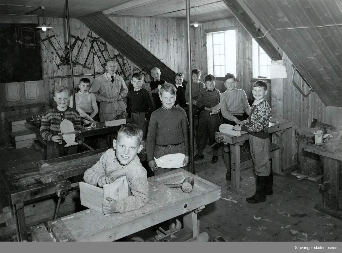 Sløyd på loftet, Revheim skole - Stavanger skolemuseum / DigitaltMuseum