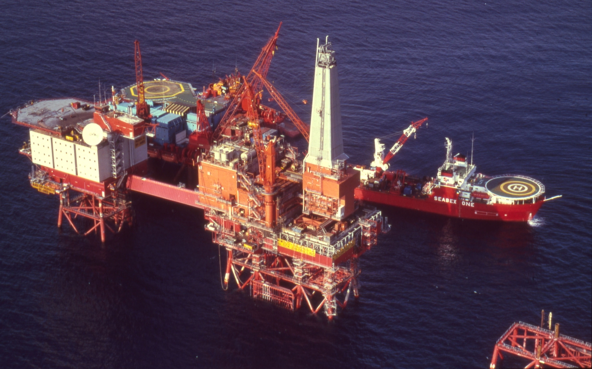 Valhall er et oljefelt som ligger på ca. 70 meters vanndyp. Feltet ble ...