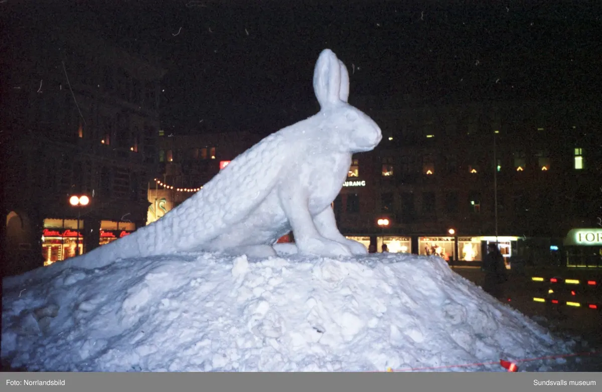 En rutschkana i form av en Skvader byggd av snö på Stora torget i ...