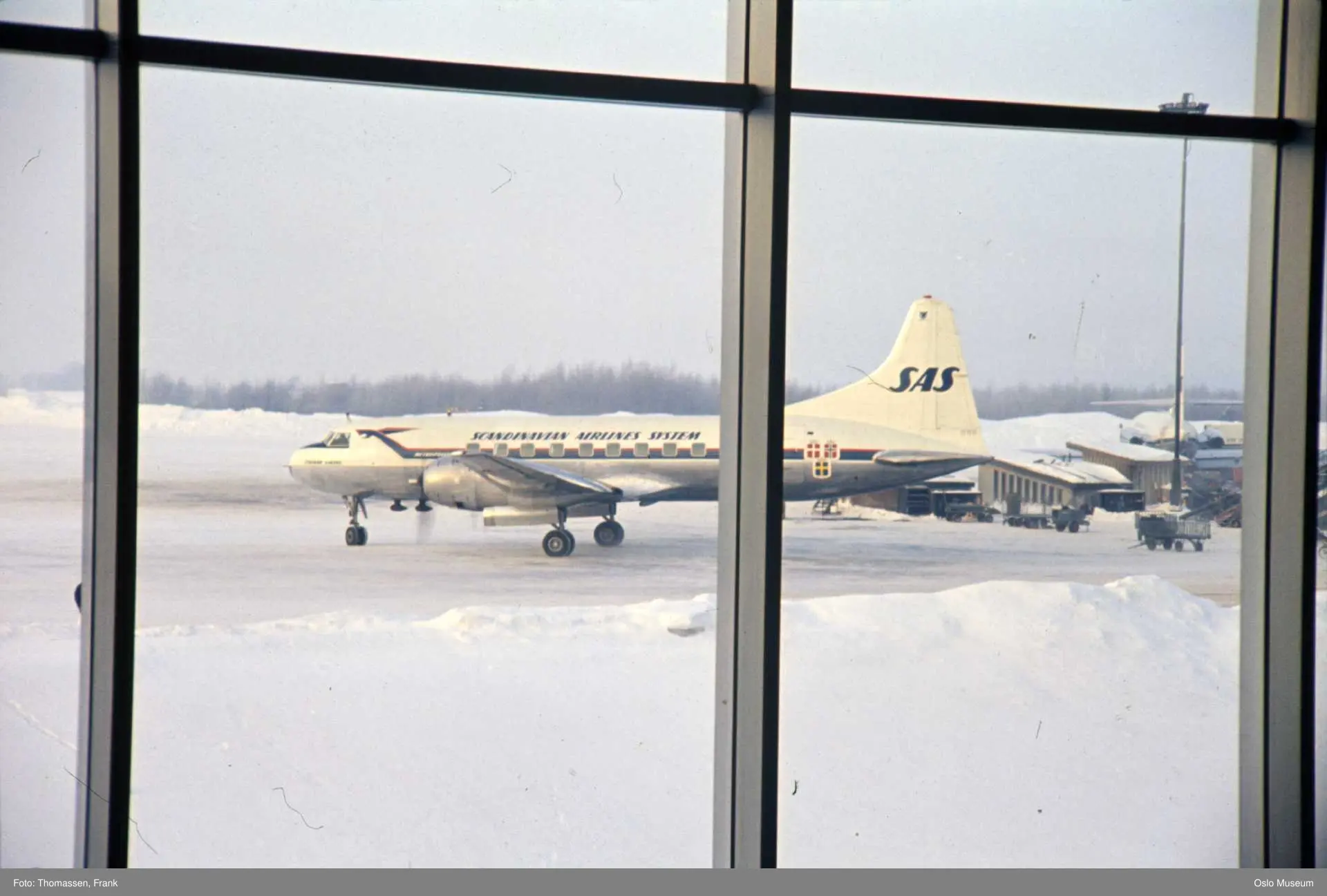 Oslo lufthavn Fornebu, utsikt gjennom vindu til rullebane, SAS-fly, snø ...