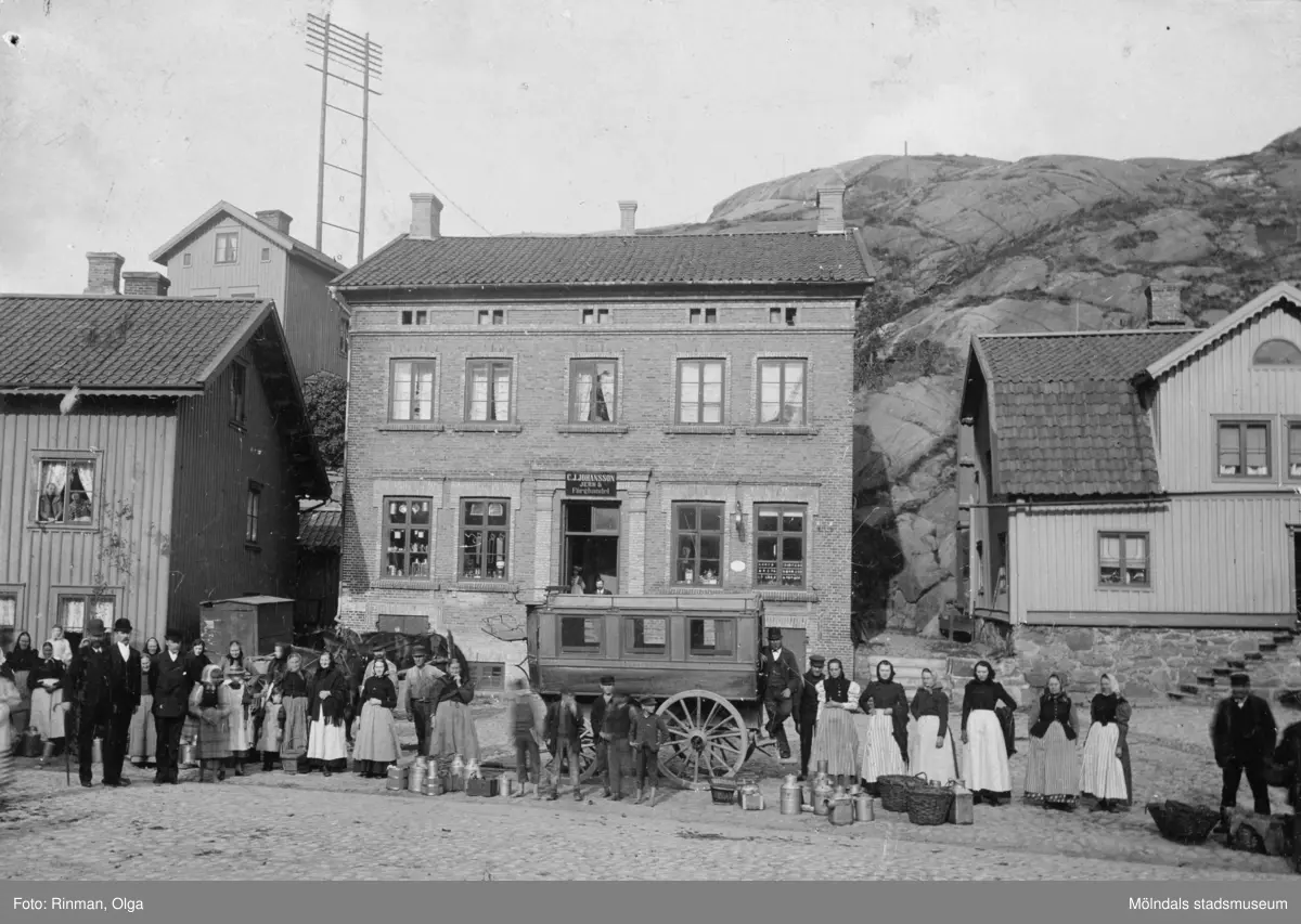 Gamla torget (Kvarnbygatan) på 1880- eller 90-talet. Mitt på torget ...