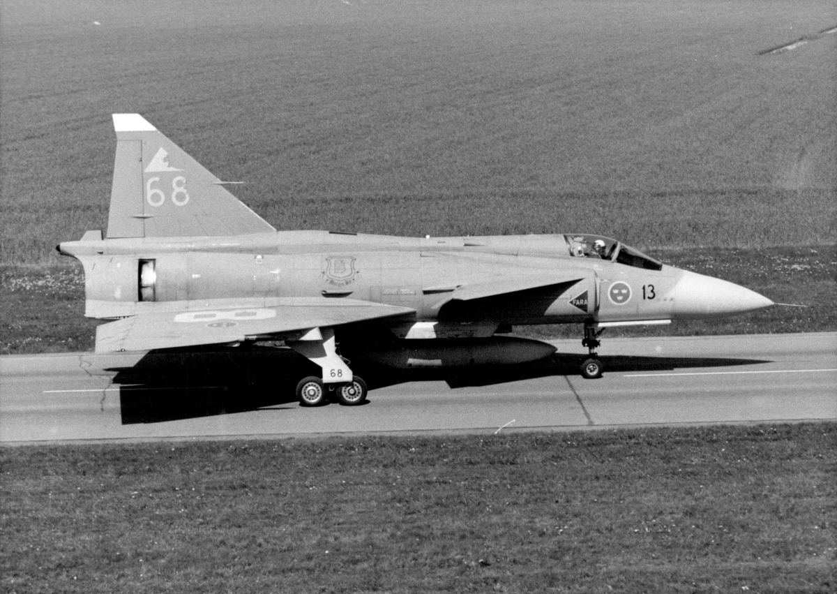 Flygplan JA 37 märkt nummer 68 tillhörande Bråvalla flygflottilj, på ...