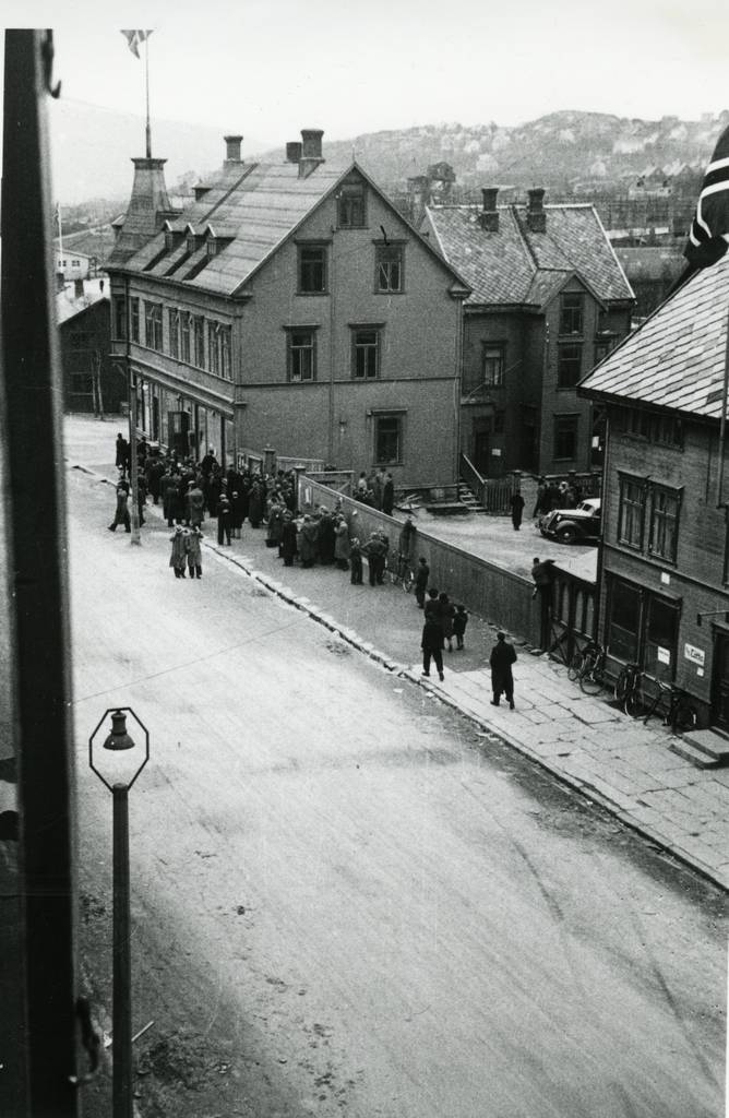 Narvik gamle rådhus - Nordvikgården til høyre i forgrunnen - Museum ...