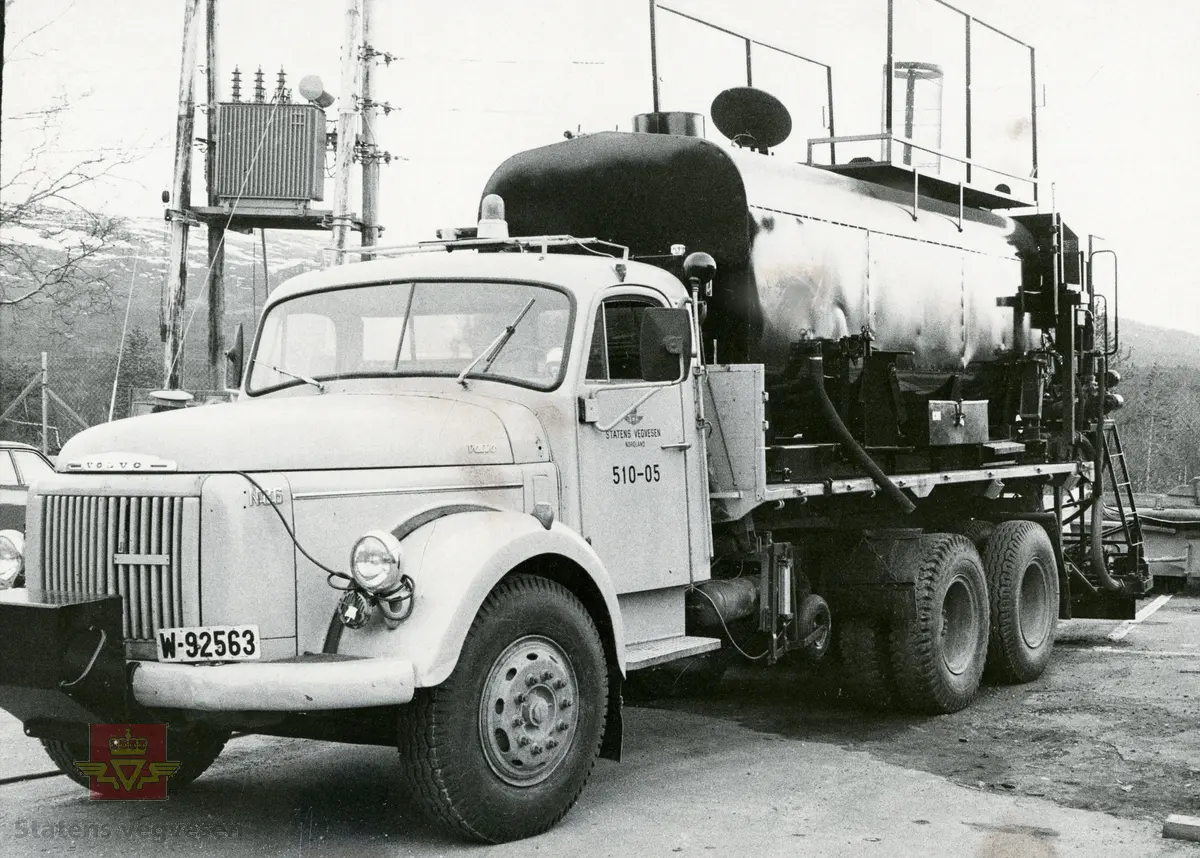 1968 modell Volvo lastebil (N3) ved Fauske vegstasjon 1977 - Norsk ...