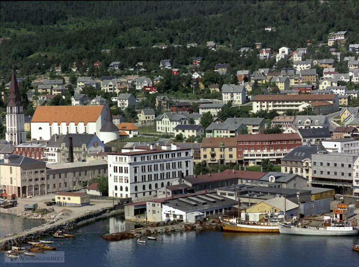 Molde sentrum., I venstre hjørne Bolsøy Meieris anlegg ...