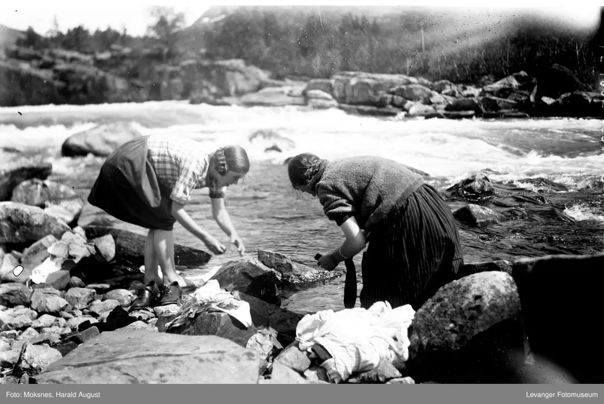 Vasking av klær i elva. - Levanger Fotomuseum / DigitaltMuseum