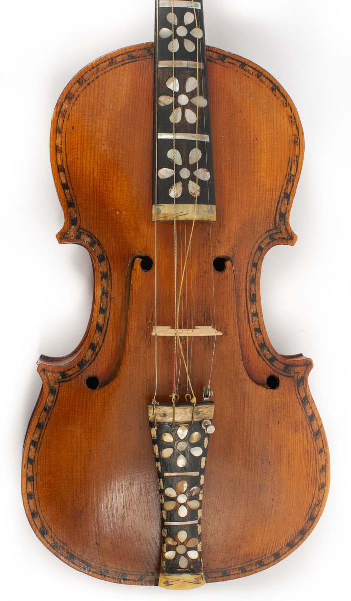 Hardingfele - Valdres Folkemuseum / DigitaltMuseum