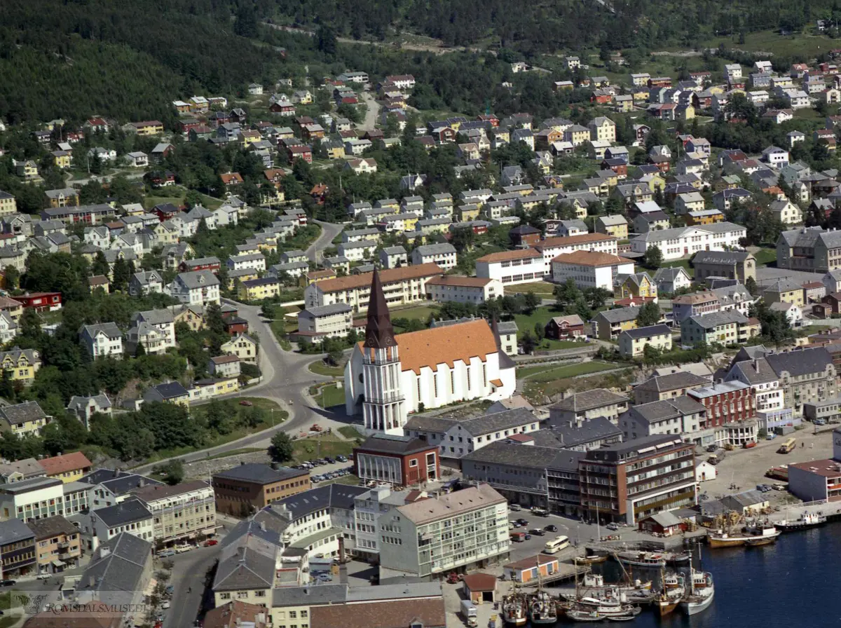 Molde kirke, foran Fellesbanken og Sparebanken, mot sjøen Romsdals ...