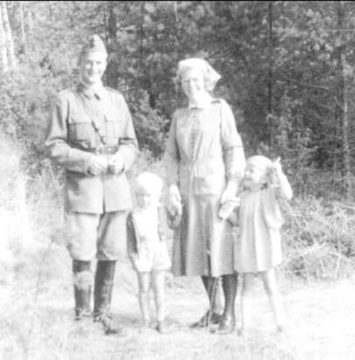 Göran Ulfsparre i sällskap med kvinna och två barn. - Karlsborgs ...